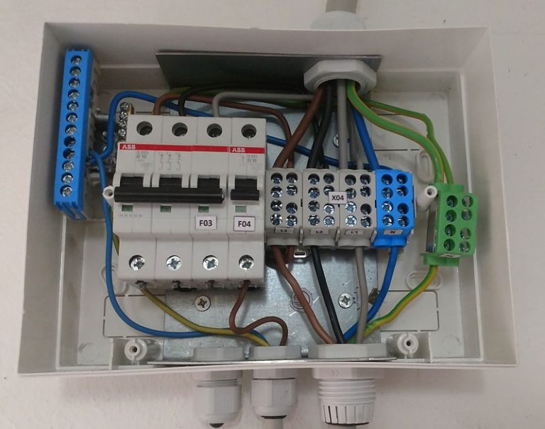 Installation einer Wallbox zum Laden eines Elektroautos in einer Garage ...